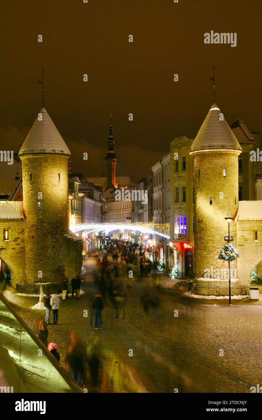 Steintürme des Viru Gate mit Hunderten von Einkäufern und festlichen ...