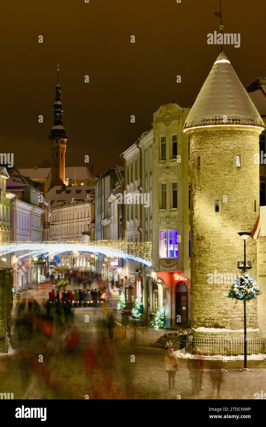 Steintürme des Viru Gate mit Hunderten von Einkäufern und festlichen ...