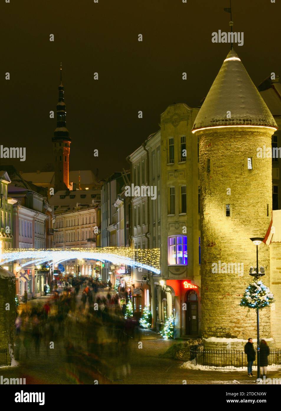 Steintürme des Viru Gate mit Hunderten von Einkäufern und festlichen ...