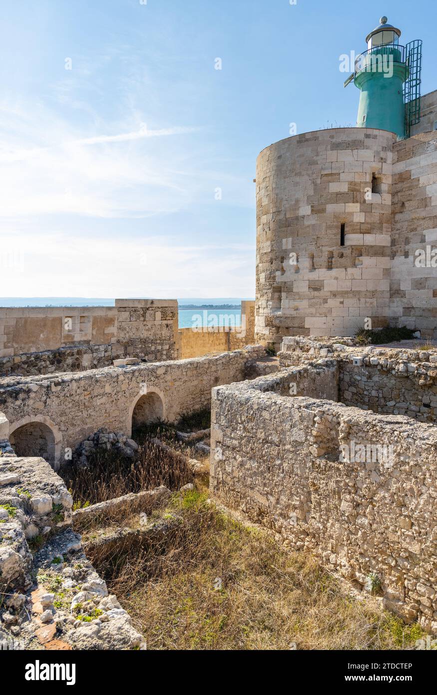Syrakus, Sizilien, Italien - 16. Februar 2023: Leuchtturm über den ...