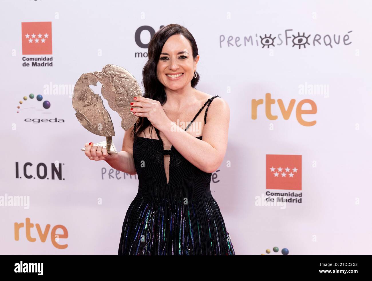 Maite Alberdi posiert mit dem besten lateinamerikanischen Filmpreis im ...