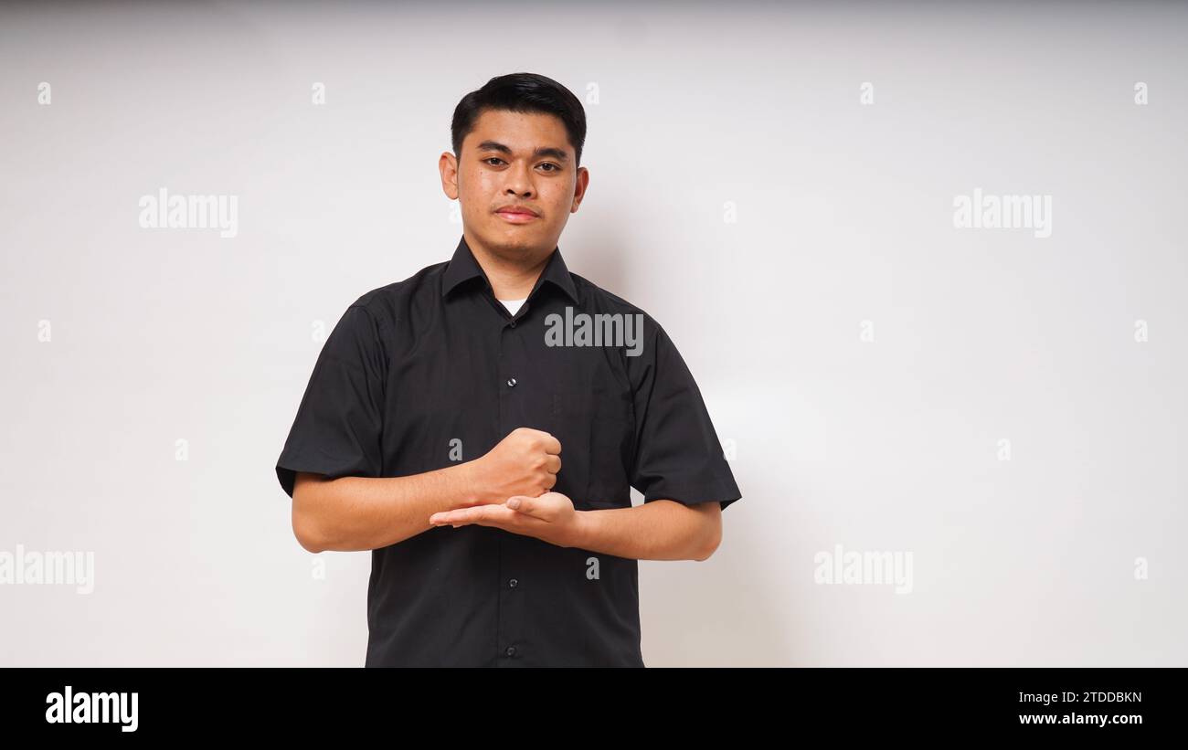 Der asiatische Mann benutzt die Gebärdensprache mit der Hand. Lernen ...