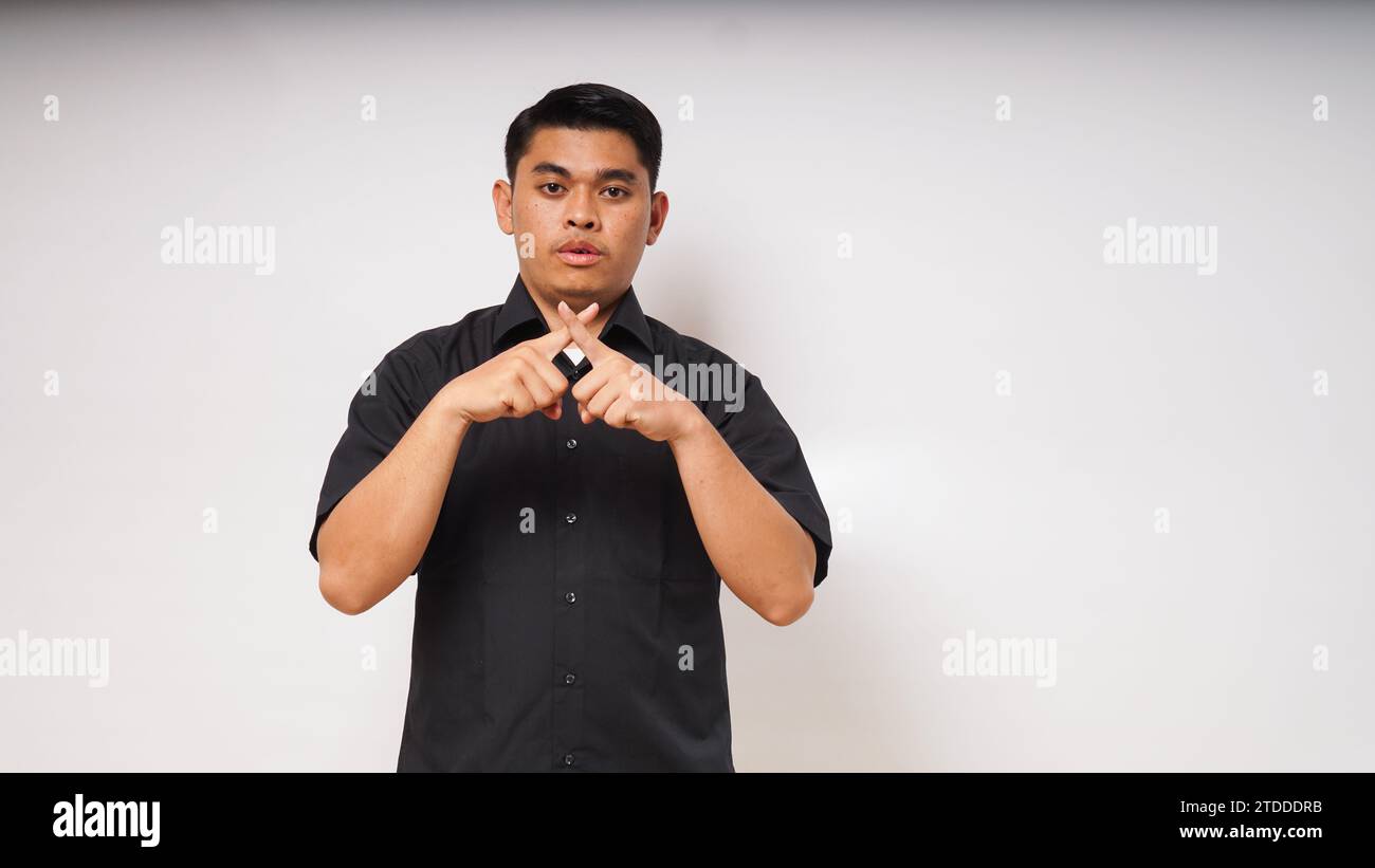 Der asiatische Mann benutzt die Gebärdensprache mit der Hand. Lernen ... Der asiatische Mann benutzt die Gebärdensprache mit der Hand. Lernen ...