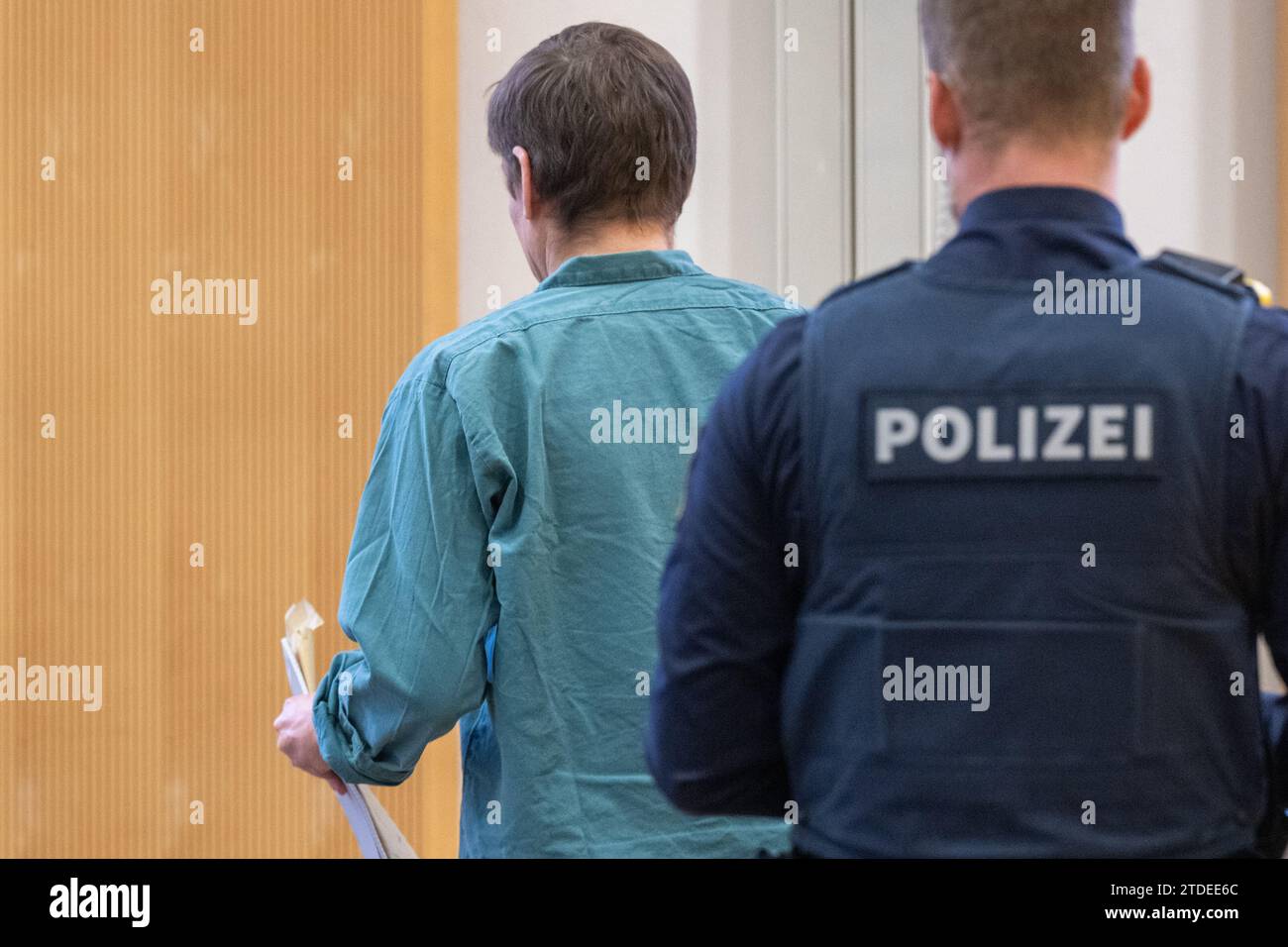 Regensburg, Deutschland. Dezember 2023. Der Angeklagte steht im ...