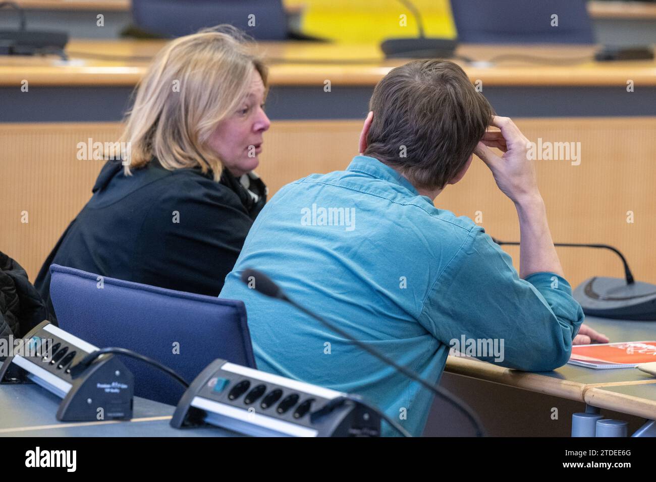 Regensburg, Deutschland. Dezember 2023. Der Angeklagte sitzt neben ...