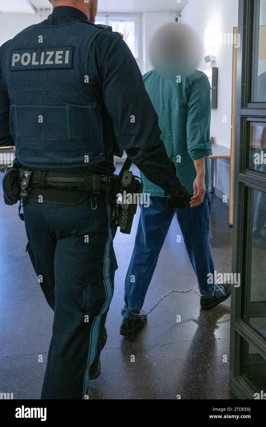 Regensburg, Deutschland. Dezember 2023. Der Angeklagte kommt mit ...