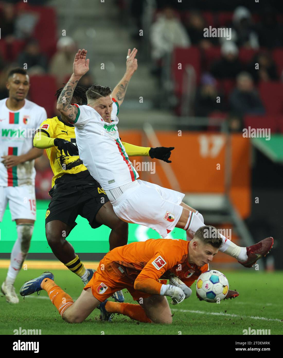 Finn Dahmen vom FC Augsburg Jeffrey Gruweleeuw vom FC Augsburg Samuel Bamba von Borussia ...