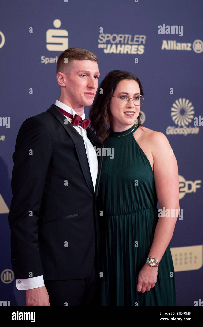 Florian Wellbrock (Schwimmen) mit Ehefrau Sarah Wellbrock auf dem roten ...