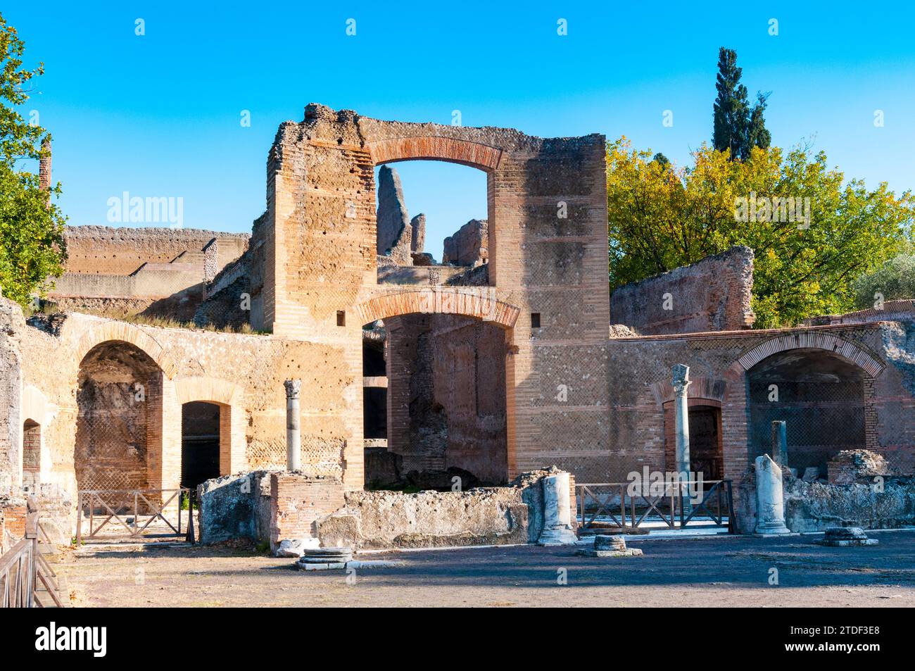 Drei exedrae -Fotos und -Bildmaterial in hoher Auflösung – Alamy
