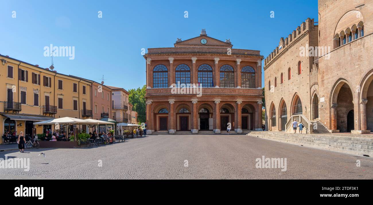 Blick auf Teatro Amintore Galli und Palazzo del Podesta auf der Piazza ...