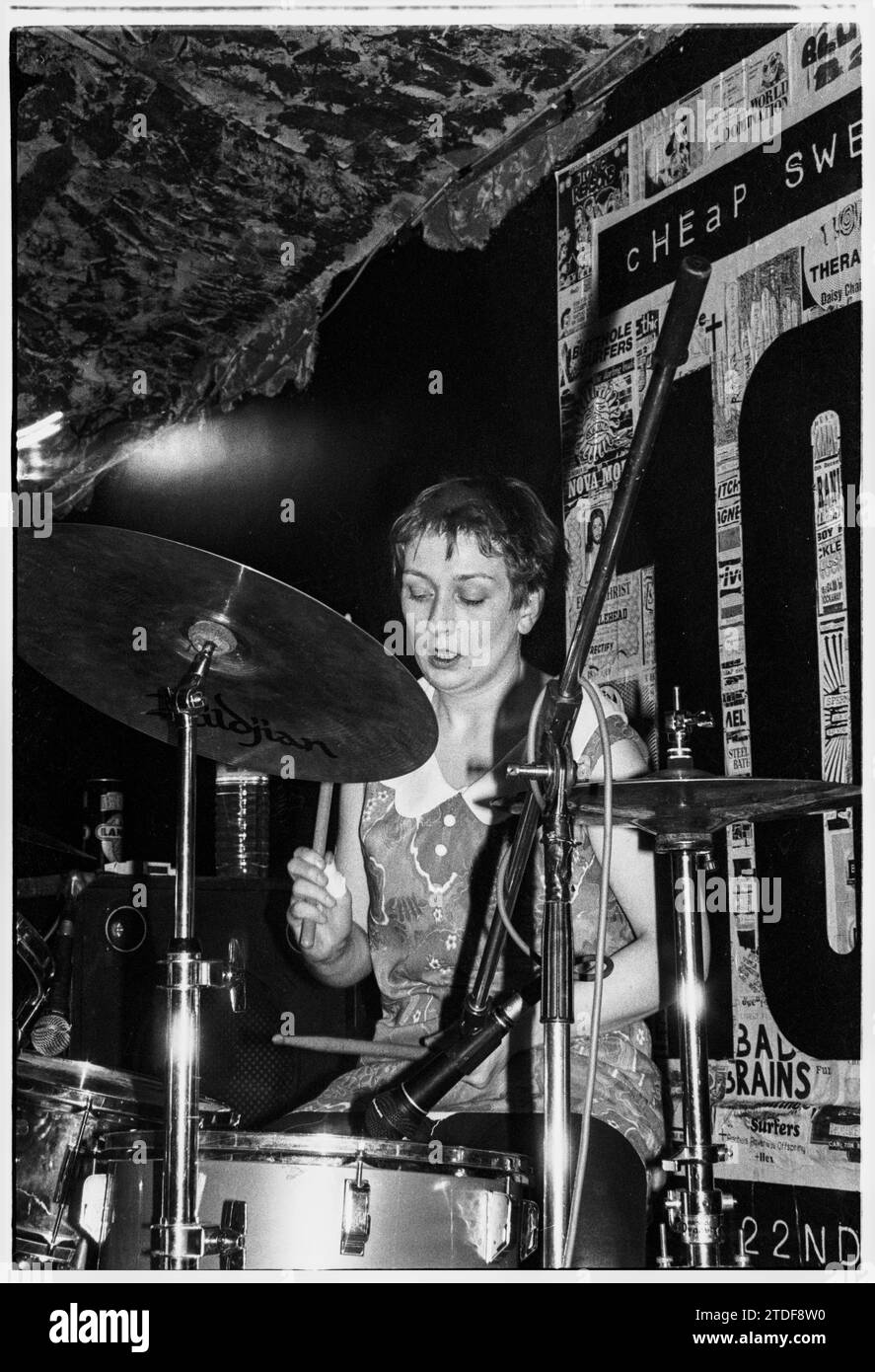 KAREN HILL, HUGGY BEAR, NEWPORT TJS, 1993: Karen Hill, Schlagzeuger von ...