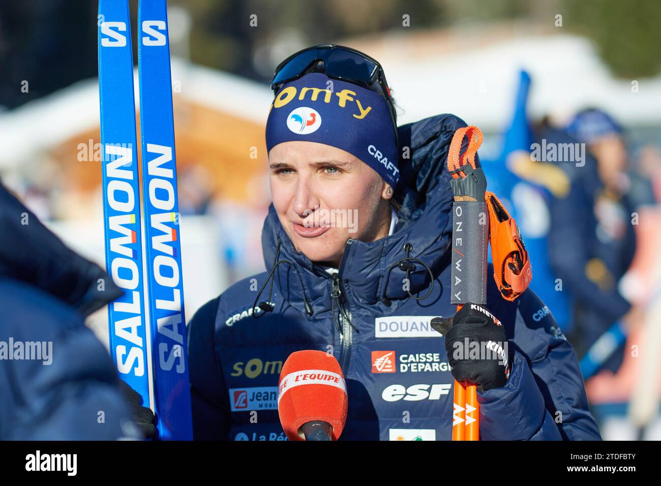 Lenzerheide, Schweiz, 16. Dezember 2023. Simon Julia FRA gibt ein ...