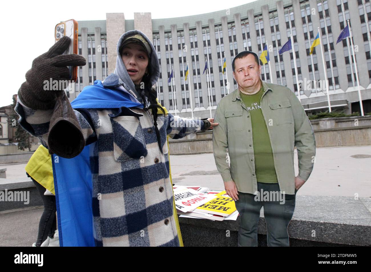 Nicht exklusiv: DNIPRO, UKRAINE - 16. DEZEMBER 2023 - Aktivist steht ...