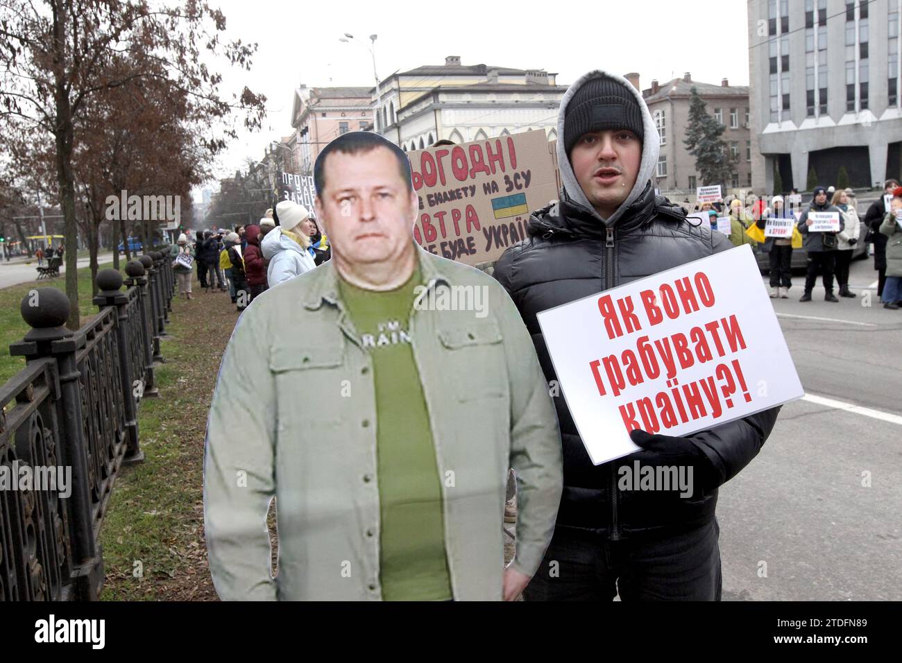Nicht exklusiv: DNIPRO, UKRAINE - 16. DEZEMBER 2023 - ein Aktivist ...
