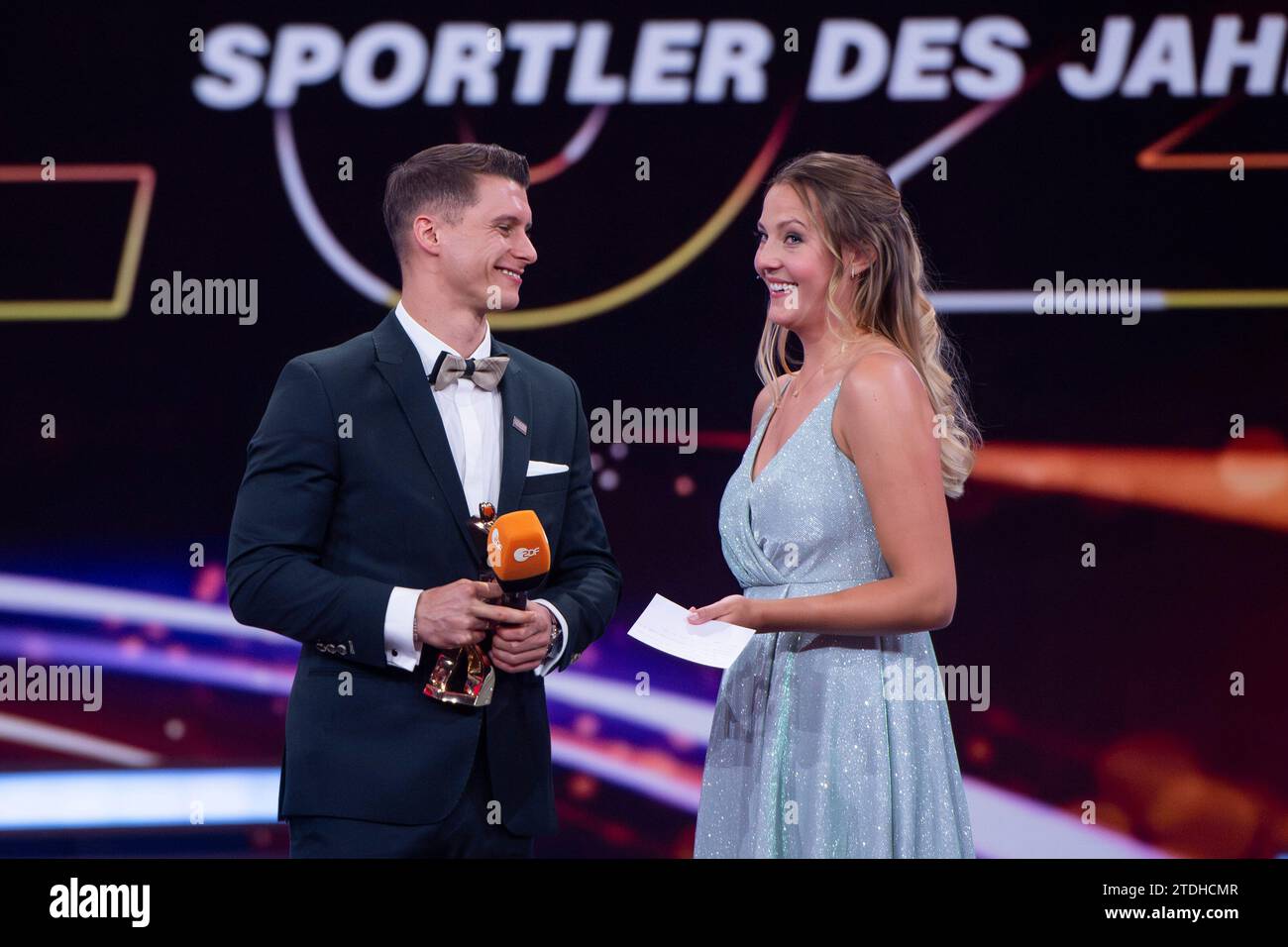 Viktoria Dauser uebergibt den Preis an Lukas Dauser (Turnen), GER, Sportler des Jahres 2023 ...