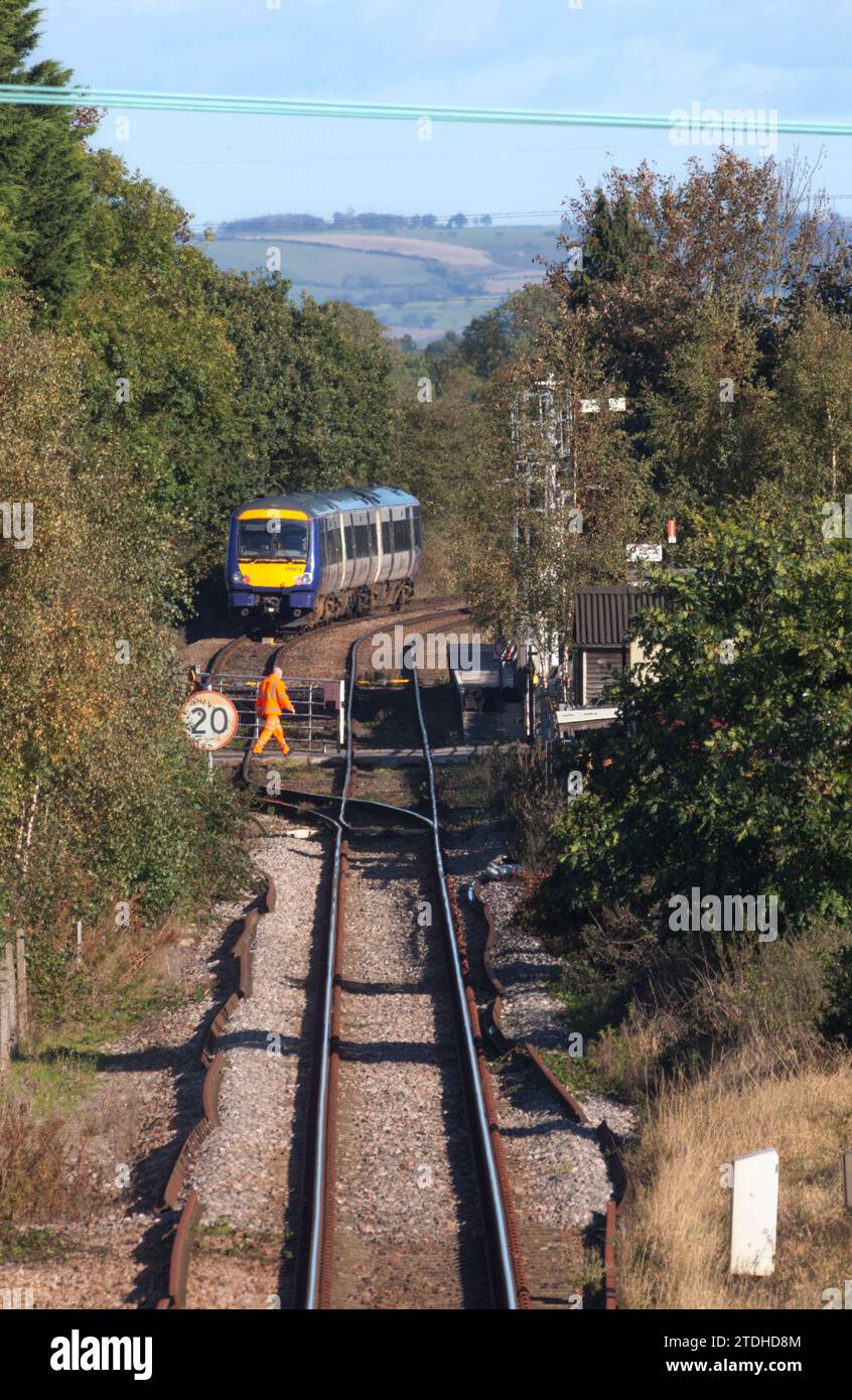 Der Network Rail Signaller schloss die manuellen Bahnübergänge in ...