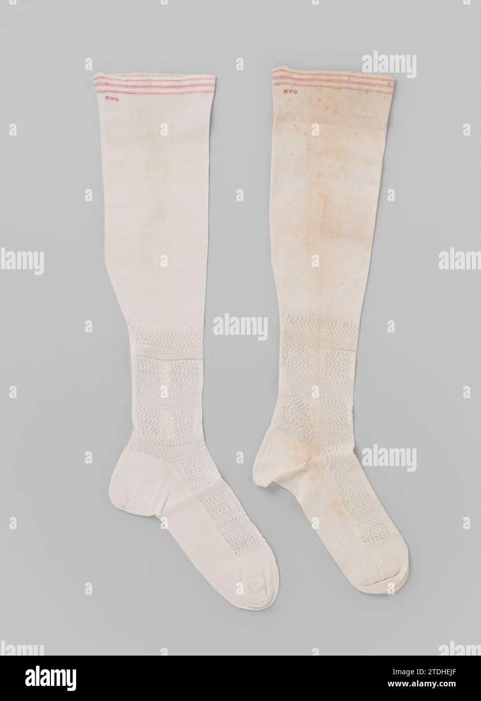 Strumpf aus weißer gestrickter Baumwolle, Ajour Fantasy-Muster auf ...