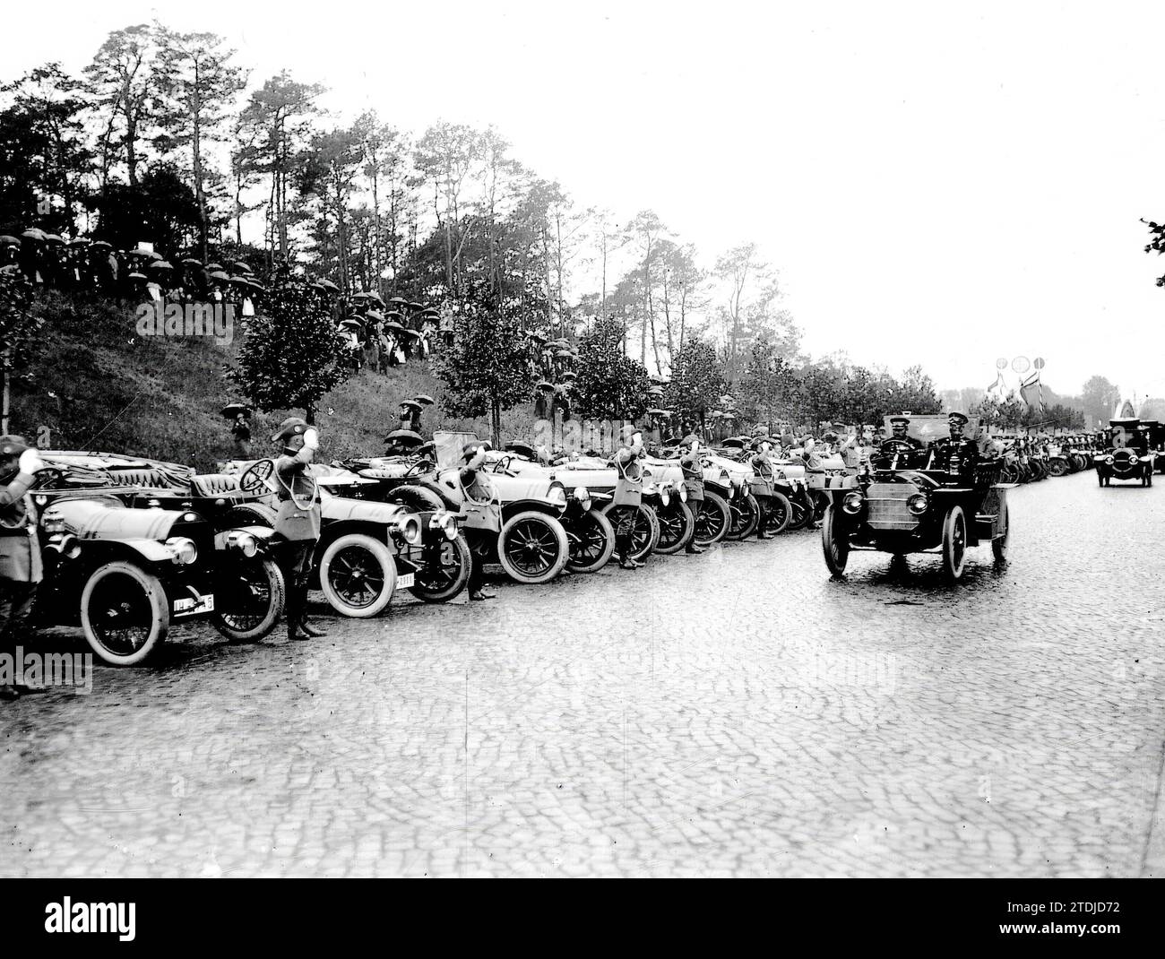 05/31/1913. Eine originelle Hommage. Der Kaiser in seinem Auto, der die ...