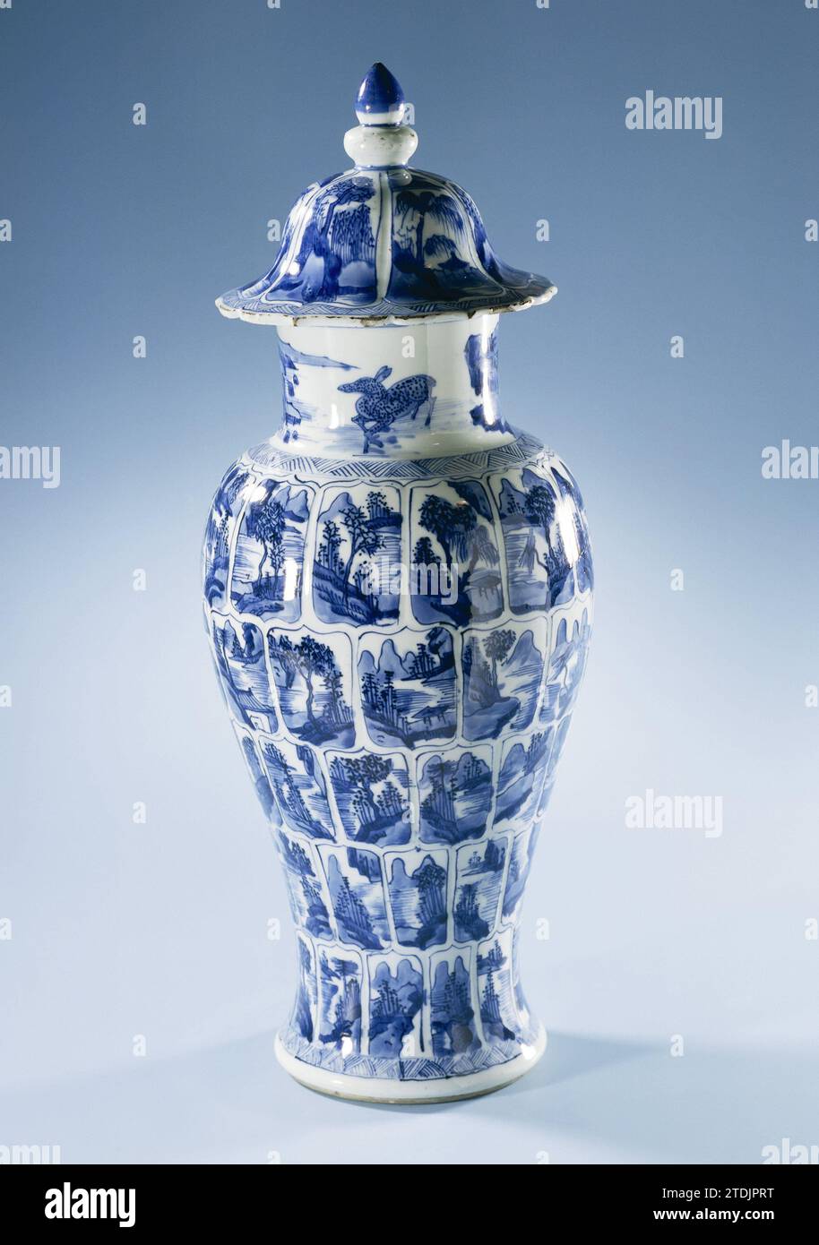 Balusterüberzogene Vase mit Landschaften in Tafeln, anonym, um 1700 ...