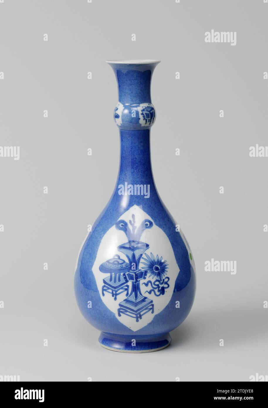 Flaschenvase mit Puderblau, Antiquitäten und wertvollen Gegenständen ...