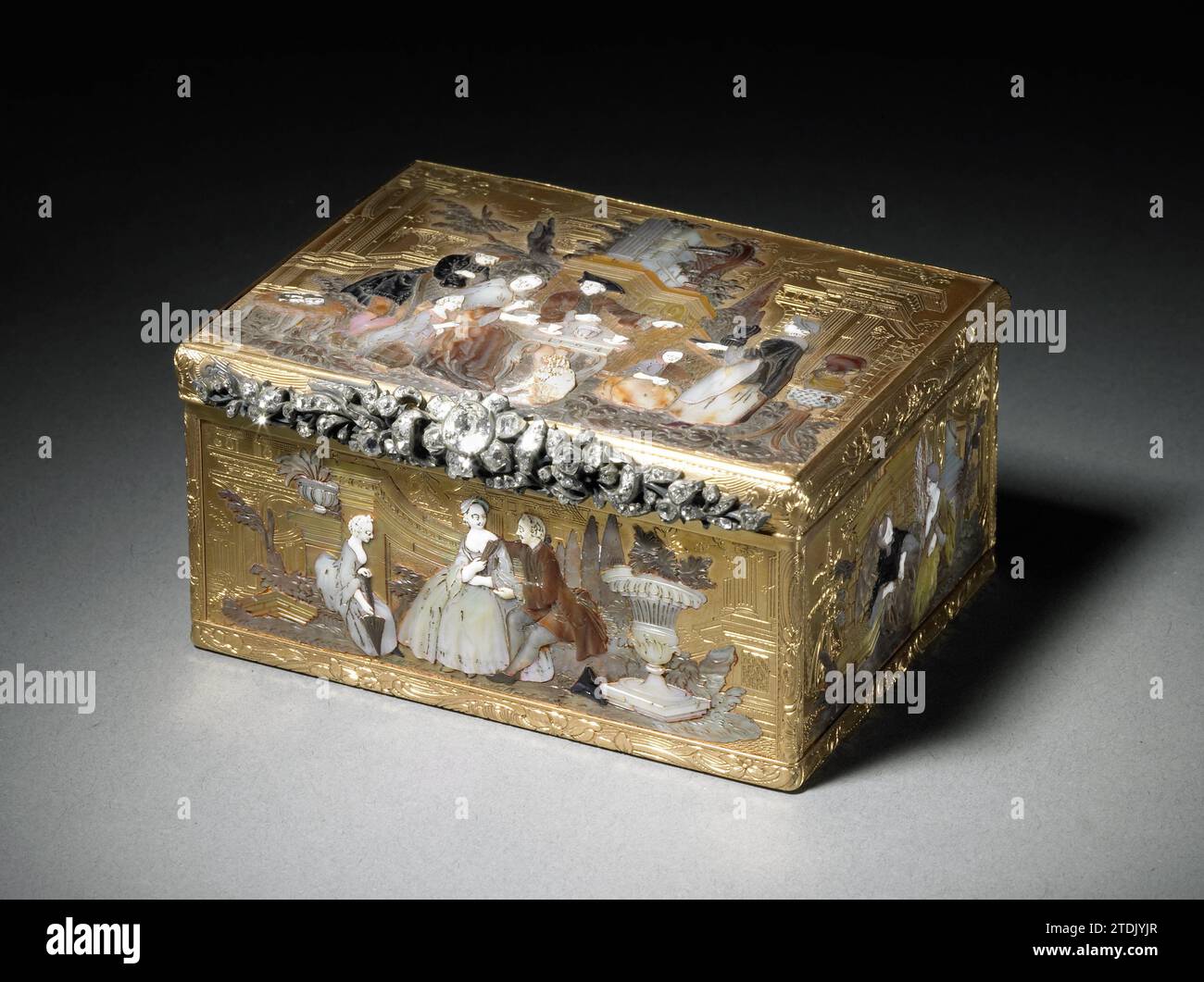 Goldene Schnupfdose, rechteckig, mit der Präsentation eines Klebebandes ...