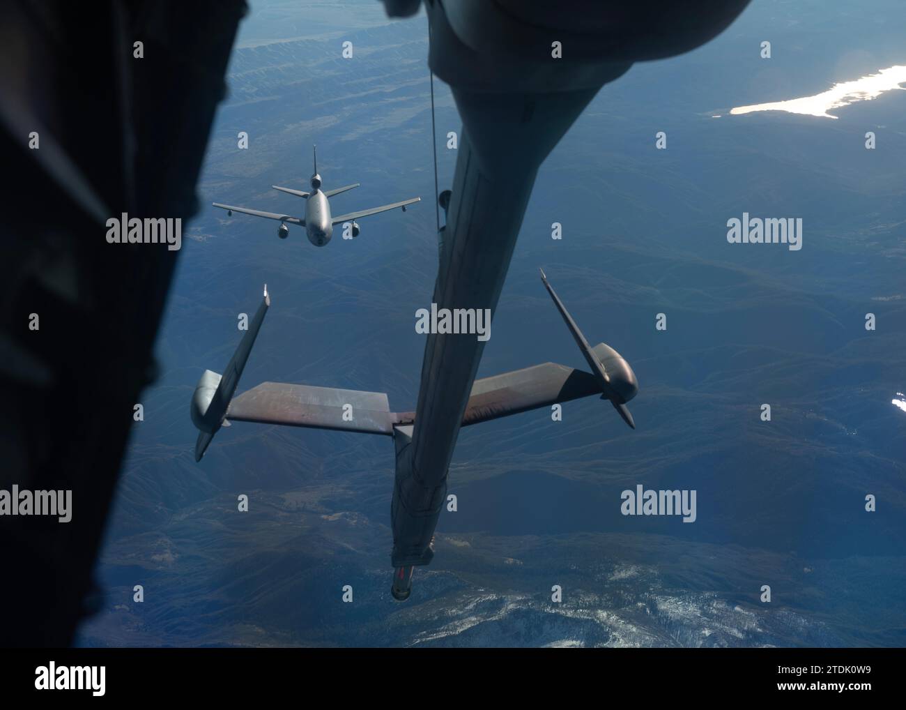 Ein KC-10 Extender nähert sich dem Boom eines weiteren KC-10, um ...