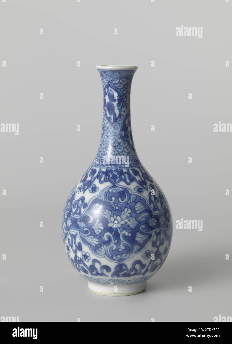 Birnenförmige Flaschenvase mit Blumenrollen, anonym, ca. 1680 - ca ...