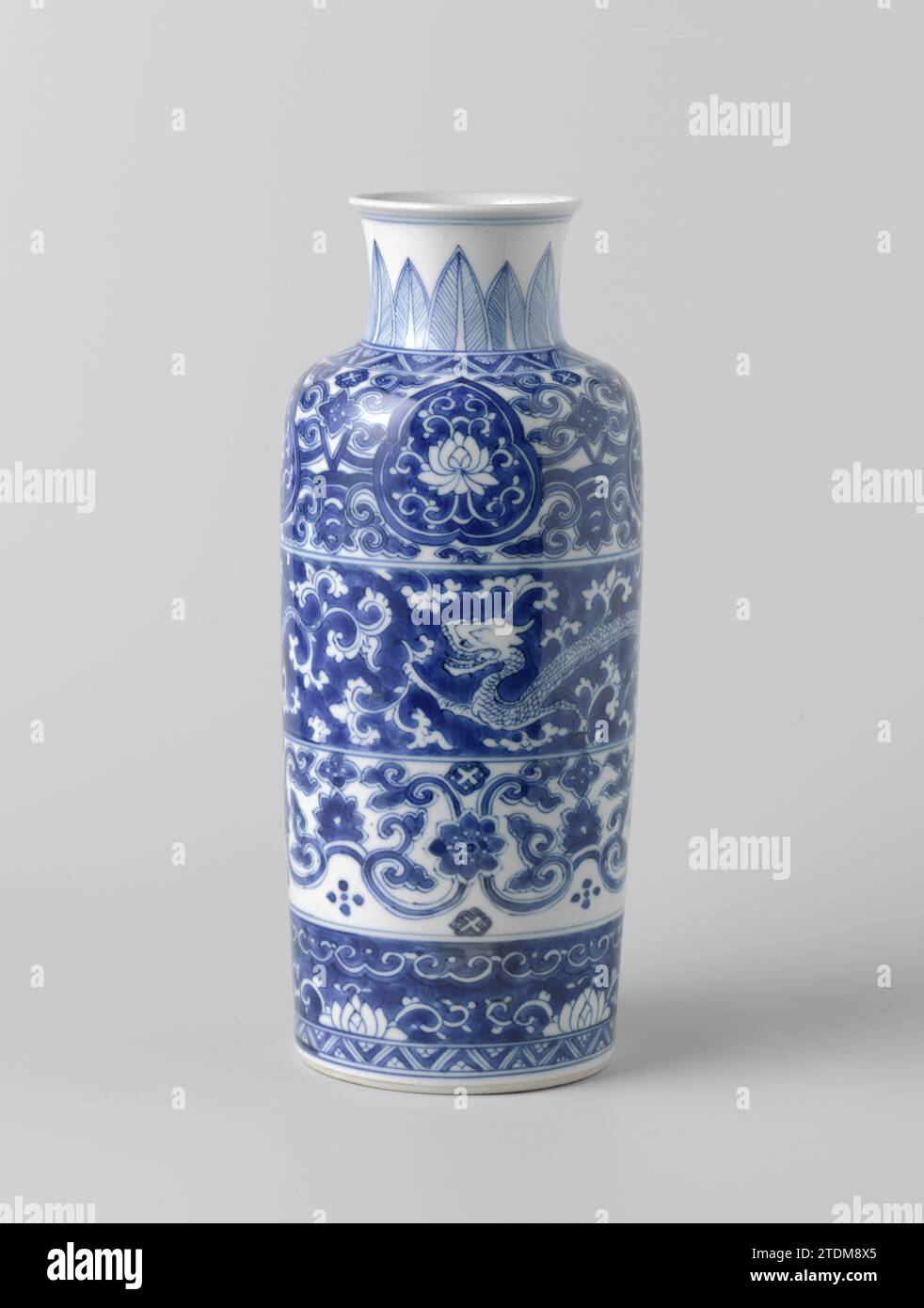 Zylindrische Vase mit Drachen und Blumenrollen, anonym, ca. 1680 - ca ...