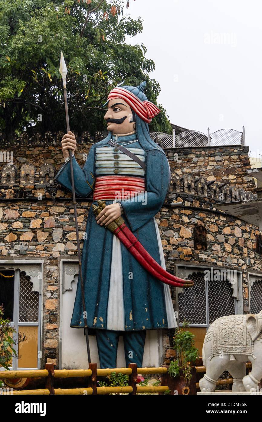 Die Statue des indischen Kriegers maharana pratap am Tag aus einem ...