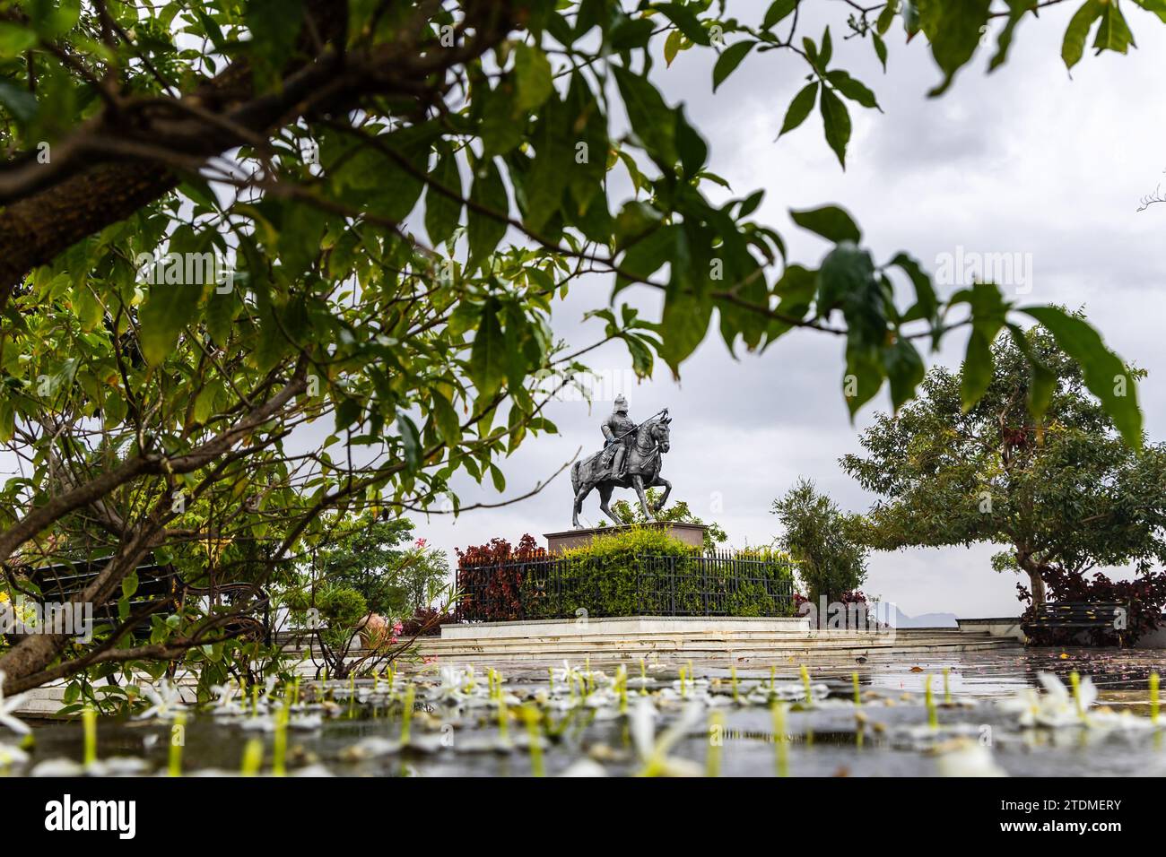 Die Statue des indischen Kriegers maharana pratap am Tag aus ...