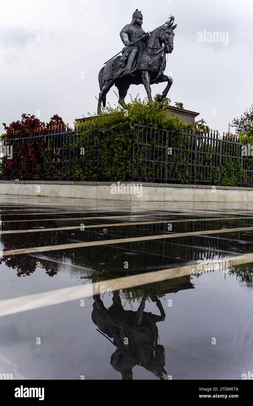 Die Statue des indischen Kriegers maharana pratap am Tag aus ...