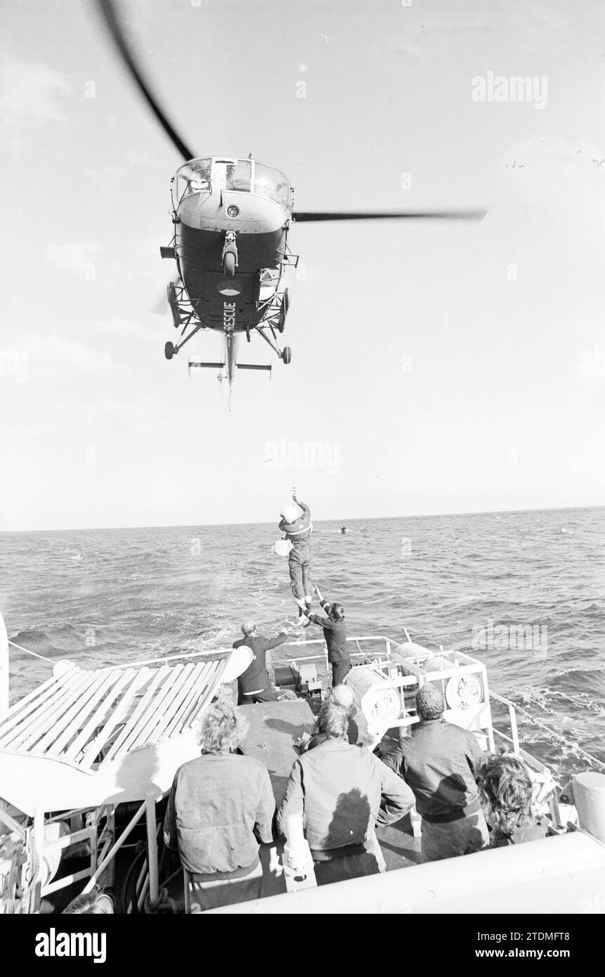Rettungsübung von Piloten aus der Nordsee mit SAR-Hubschraubern ...