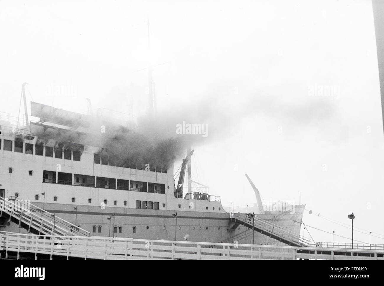 Arosa Sun, Hausboot], IJmuiden, Film1,2,3, Feuer, Feuerwehr, 09-04-1963 ...