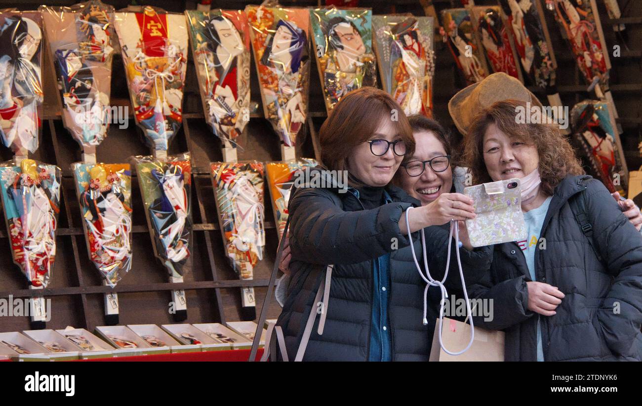 Tokio, Japan. Dezember 2023. Besucher machen Selfie-Fotos am letzten ...