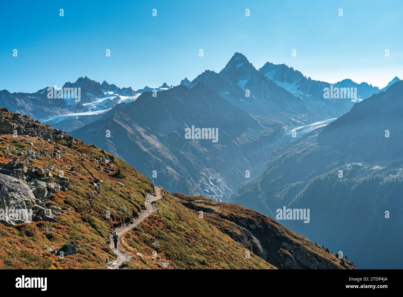 Aktive Frau mit Rucksack beim Wandern mit dem Mont Blanc-Massiv in den ...