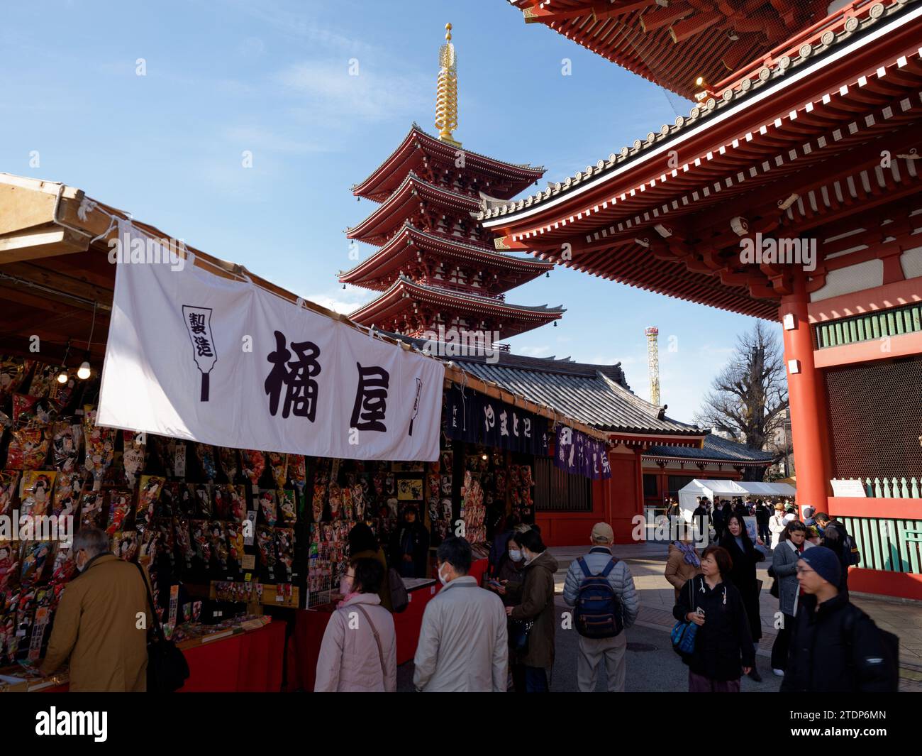 Tokio, Japan. Dezember 2023. Besucher besuchen eine Jahrtausendmesse in ...