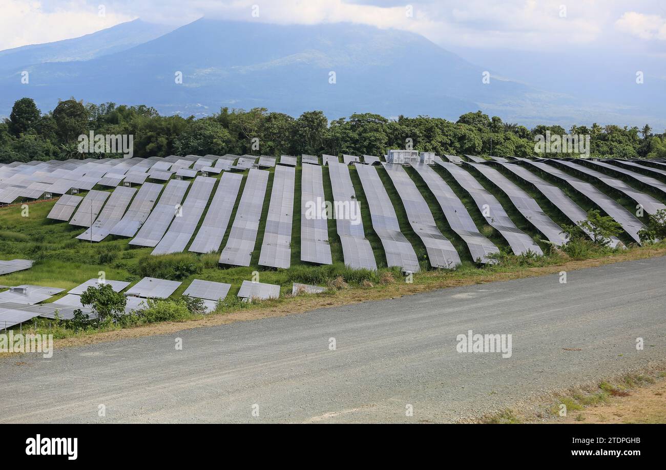 Alaminos, Philippinen. 19. Dezember 2023 : Alaminos AC Energy Storage (ACEN) Solarpark, eines ...