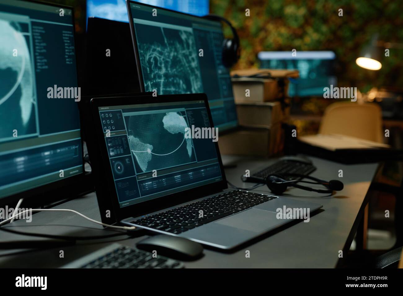 Laptop mit geheimen Daten auf dem Bildschirm, der auf dem Arbeitsplatz ...
