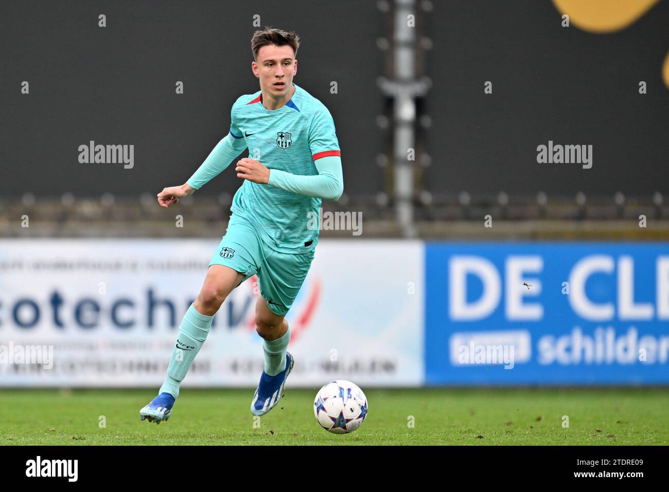 Lier, Belgien. Dezember 2023. Eman Kospo (3) aus Barcelona, das am 6. Spieltag der UEFA Youth ...