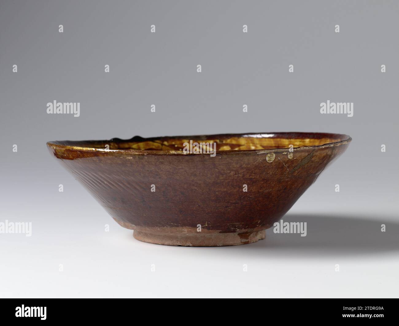 Schüssel mit einer stilisierten Ente zwischen Blumenrollen, anonym, ca ...