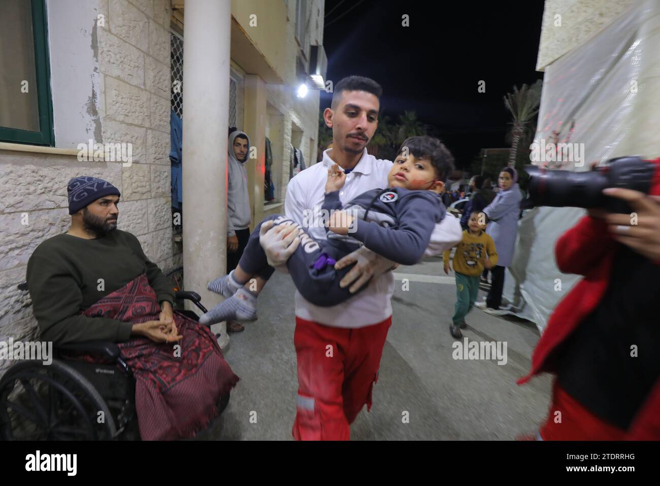 Palästinenser, die bei israelischen Luftangriffen verletzt wurden, werden im Al-Aqsa Medical ...