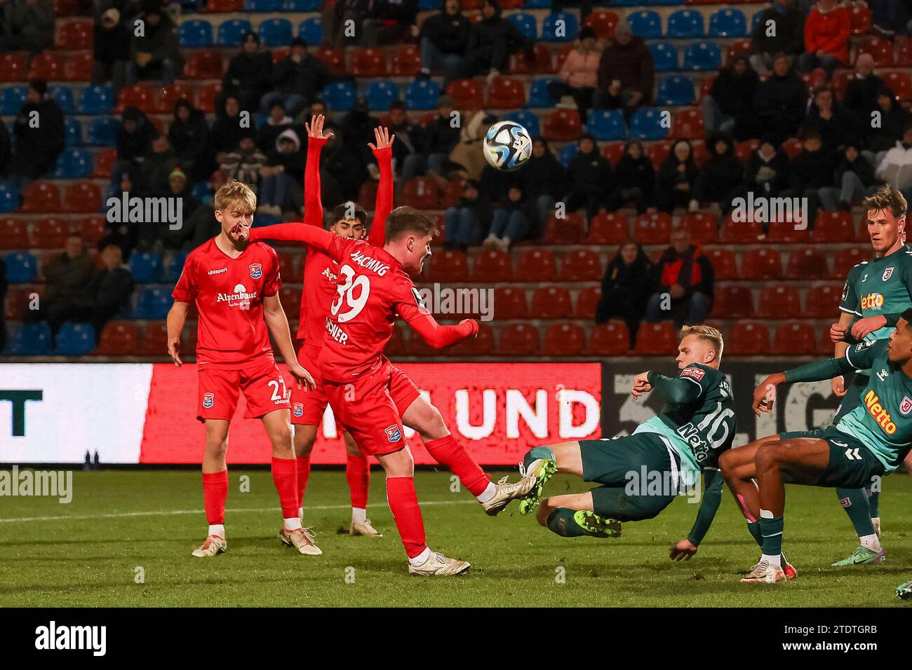 Unterhaching, Deutschland. Dezember 2023. Szene im Strafraum, Dennis ...
