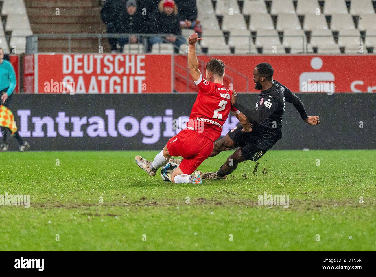 Essen, Deutschland. Dezember 2023. Zweikamopf Sascha Voelcke (Rot-Weiss ...