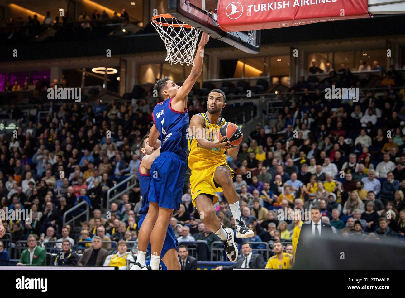 Oscar da Silva (FC Barcelona, #1), Johannes Thiemann (Alba Berlin, #32 ...