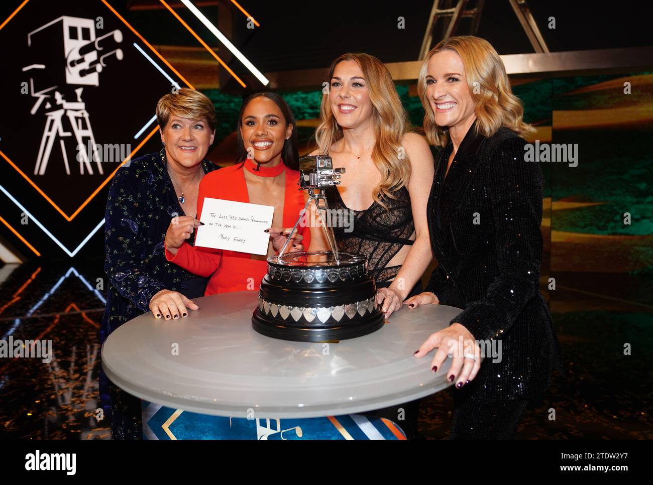 Mary Earps posiert mit den Moderatoren Clare Balding (links), Alex ...