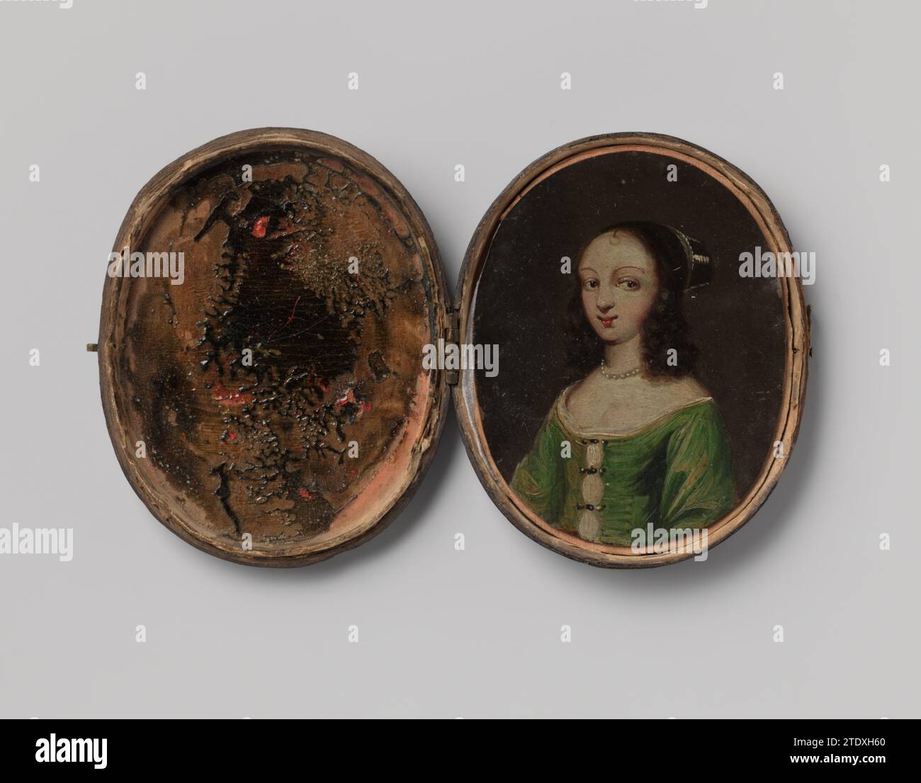 Ovaler Kasten, in dem ein Frauenporträt und 13 Transparentfolien mit ...