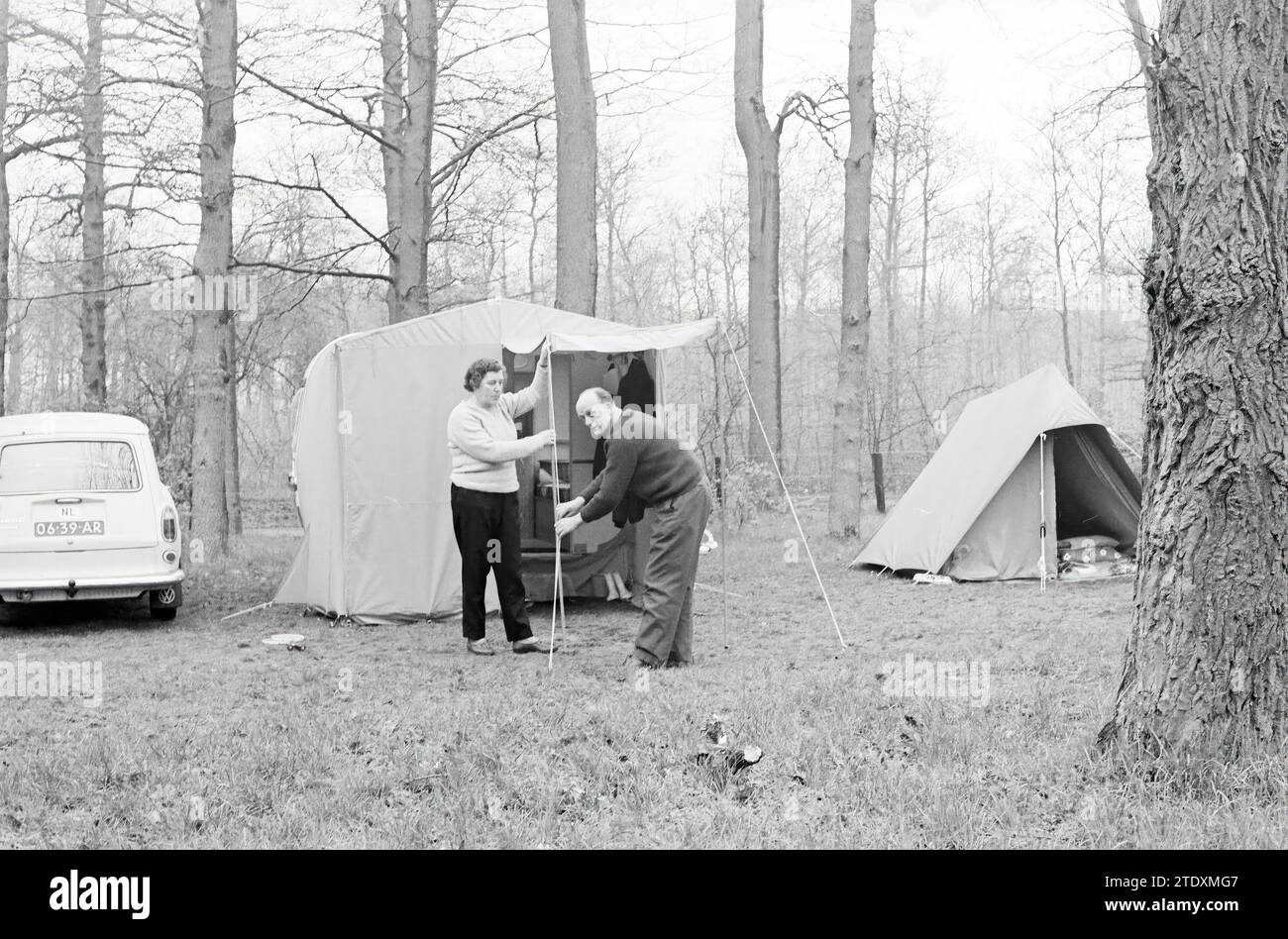 Camper ziehen die Linie der Markise, 00-00-1966, Whizgle News aus der ...