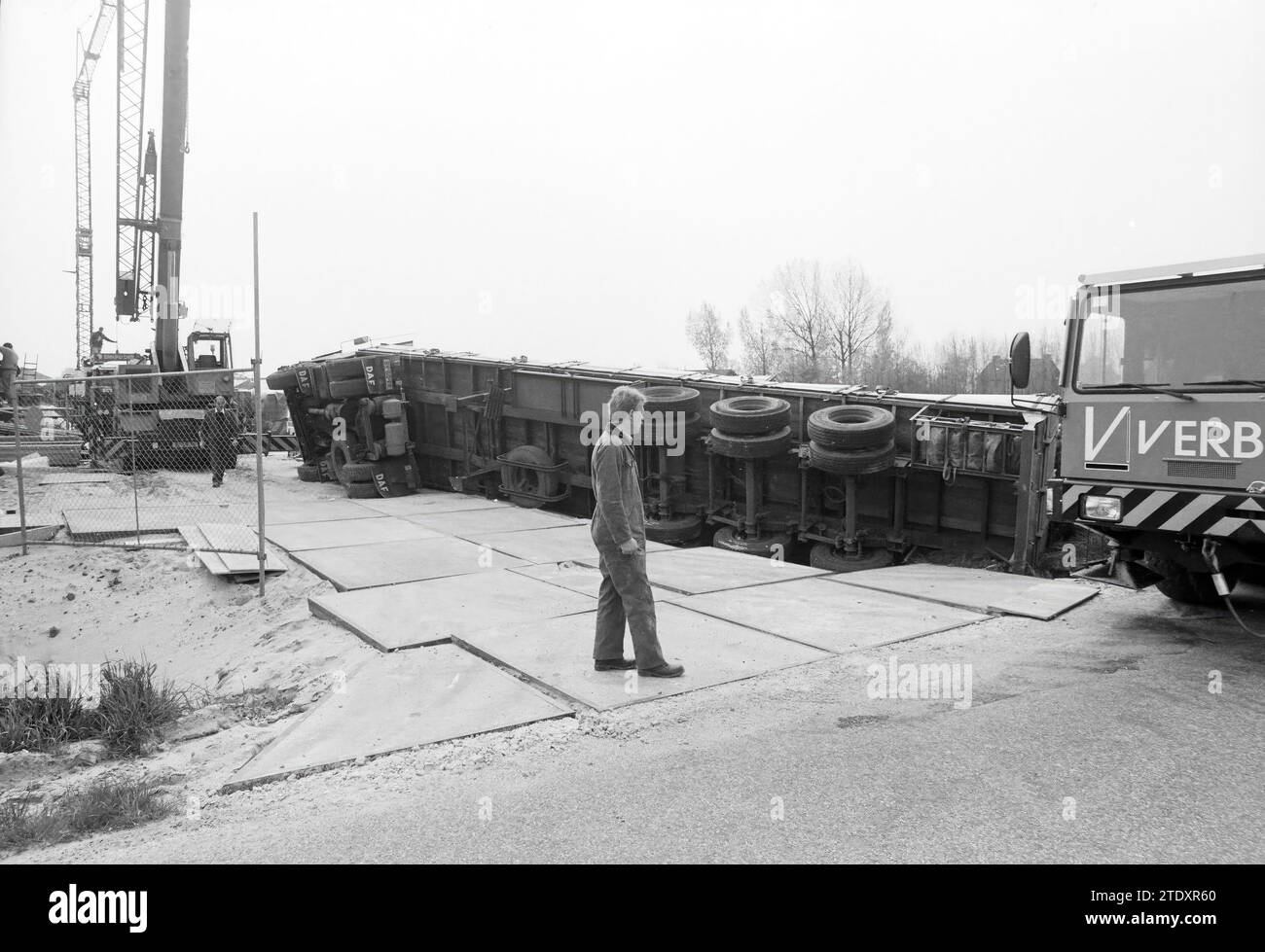 Umgekippter Lkw auf der Baustelle, Baufirma Midreth, 00-05-1989 ...