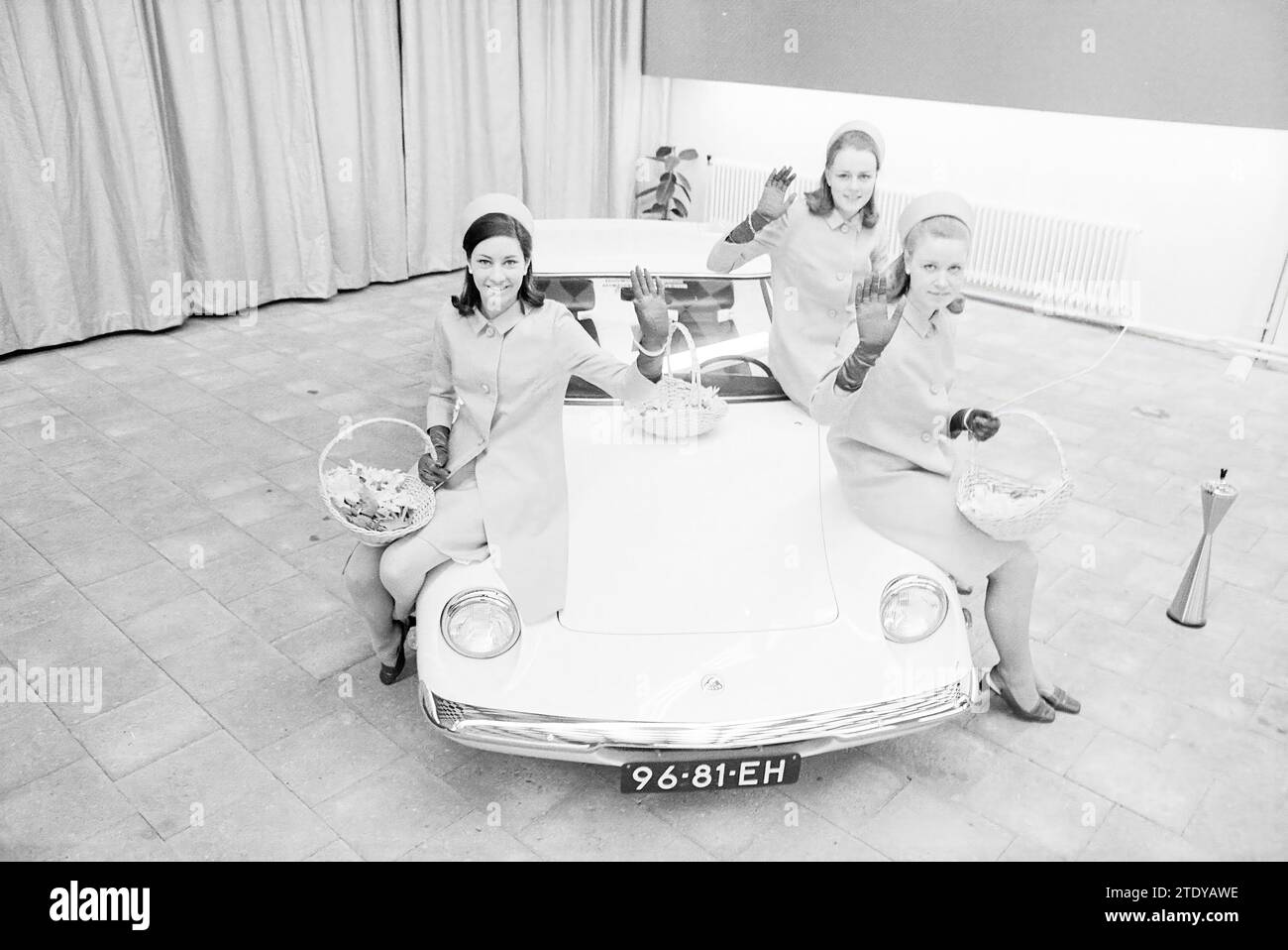 Drei Haarlem Flower Girls auf der Motorhaube eines Sportwagens, 21-03 ...
