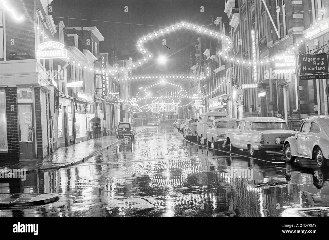 Abendliche Atmosphäre mit festlichen Lichtern in der Zijlstraat, von der Ecke Nieuwe Groenmarkt ...